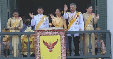 “ทรงพระเจริญ” กึกก้อง “ในหลวงรัชกาลที่ ๑๐” เสด็จออกสีหบัญชรพระที่นั่ง