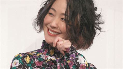 31岁日本女星黑木华现身市中心，穿彩色大花纹连衣裙十分抢眼 哔哩哔哩