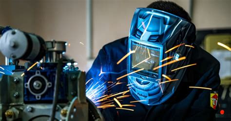 대학 졸업장 대신 용접·배관공 선택하는 美 Z세대