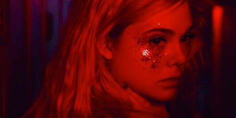 네온사인으로 인물의 감정을 극대화시킨 영화 8선 씨네랩