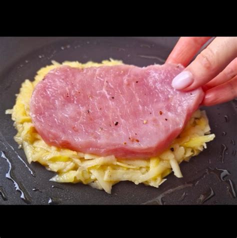 Слагам свинското филе направо върху НАСТЪРГАНИТЕ картофи и правя деликатес за който не сте и