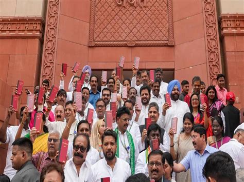 अधिवेशनाचा पहिला दिवस संविधानाने गाजवला शपथ घेण्यापासून ते फोटो अन् सेल्फीतही दिसली संविधानाची