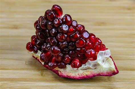 나무 쟁반에 붉은 씨앗이있는 석류의 일부 석류 씨앗 잘 익은 석류 과일 한 조각 0명에 대한 스톡 사진 및 기타 이미지 0명 개체 그룹 건강한 생활방식 Istock