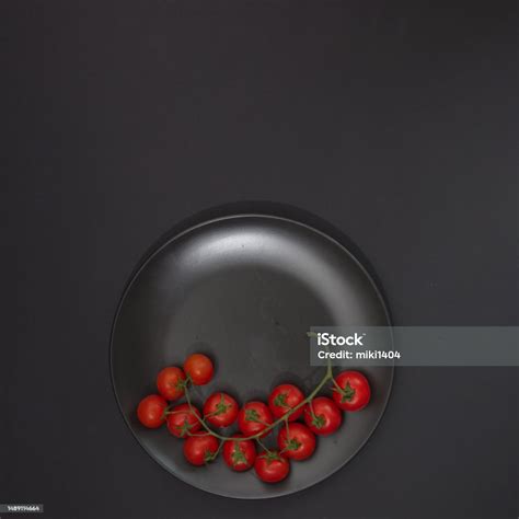 육즙이 많은 빨간 방울 토마토는 날카로운 검은색 배경에 검은색 접시에 복사 공간이 있습니다 최소한의 야채 성분 건강한 생활방식에 대한 스톡 사진 및 기타 이미지 Istock