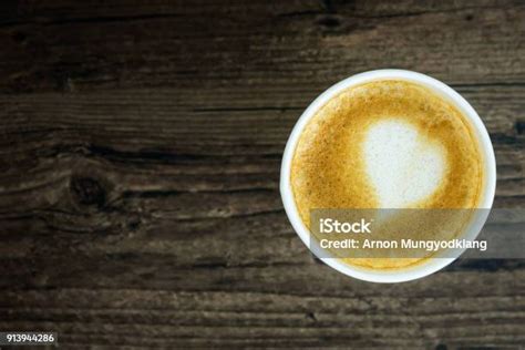 라 떼 아트 심장 우유 갈색 나무 테이블 배경에 고립 된 커피 한 잔 커피 발렌타인 개념의 플랫이 하다 0명에 대한 스톡 사진 및 기타 이미지 Istock