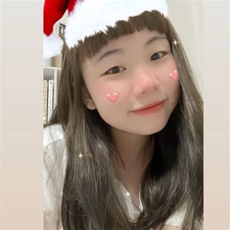 一大早的 ：你好 有全球麥當勞會員嗎 ：沒有 ：那今天來個雞塊鬆餅餐嗎 ：好 ：幫你配薯餅嗎 ：不用 ：還是要雞塊 ：啊我剛剛不是點一個雞塊鬆餅了 ：對 那是主餐 配餐要什麼呢 ：什麼 啊我不