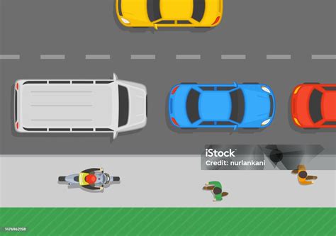 오토바이 운전자는 교통 체증을 피하기 위해 보도를 타고 있습니다 트래픽 흐름의 상위 뷰입니다 차에 대한 스톡 벡터 아트 및 기타 이미지 Istock