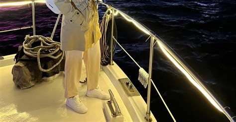 Hong Kong Victoria Harbour Cruise With Live Tour And Photos Getyourguide
