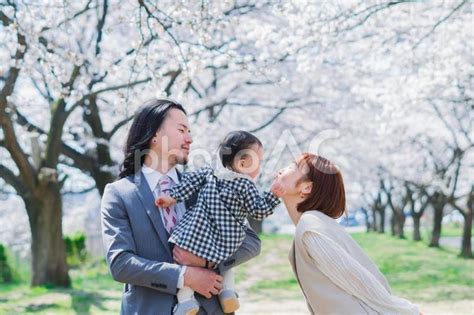 キスをしようとする母と子 No 26306205｜写真素材なら「写真ac」無料（フリー）ダウンロードok