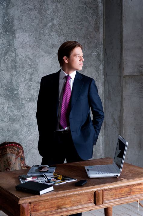 Мужик в костюме за столом 80 фото