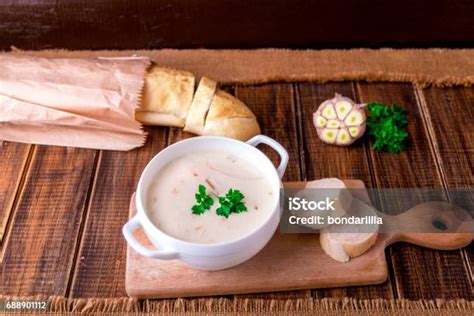 근처 빵 나무 배경에 흰색 그릇에 크림 수프 소박한 스타일 건강한 식생활에 대한 스톡 사진 및 기타 이미지 건강한 식생활 꼭대기 녹색 Istock