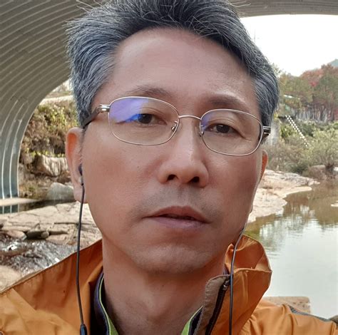 법륜스님 친구가 변했어요 요즘은 마음 놓고 소주 한 잔 마실 친구가 없어요 누구는 왠지 불편하고 또 누구는 자기주장이 너무 강해서 머리가 아프고 이젠 고향에 가도