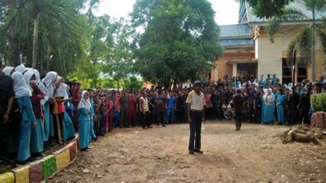 Spanduk Unjuk Rasa Siswa Smk 1 Luwu Timur Perjakaqu Hilang Direnggut