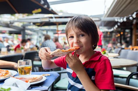 귀여운 아이 아이 행복 하 게 웃 고 레스토랑에서 피자를 먹는 건강에 좋지 않은 음식에 대한 스톡 사진 및 기타 이미지 건강에 좋지 않은 음식 남자 아기 놀라움