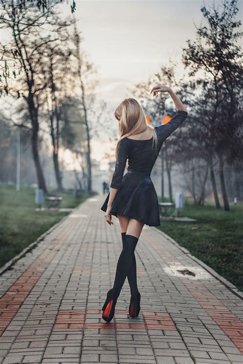 Фото Девушка в коротком платье стоит на дороге ву Alexander Filatenkov