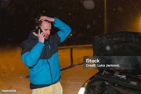 그의 차가 눈에 갇혀 있기 때문에 도움을 요청하는 스트레스를 받는 청년 25 29세에 대한 스톡 사진 및 기타 이미지 25 29세 갇힌 겨울 Istock