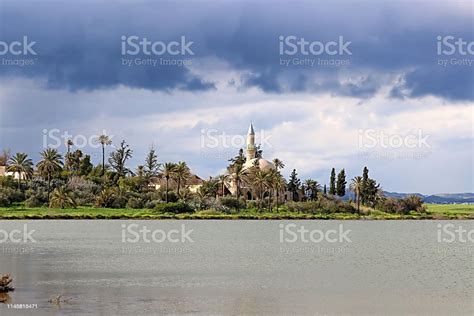 라 르 나카의 서쪽 둑에 있는 이슬람 사당 라 르 나카에 서 가까운 키프로스의 모스크 또는 움 하 람 사원 움 하 람은 Ubada 빈 알사 티의 아내 예언자 모하메드의
