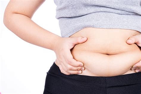 과도한 뚱뚱한 배를 들고 뚱뚱한 여자 백색 배경 위에 고립 된 과체중 지방 배 다이어트 라이프 스타일 체중 감소 위 근육 건강 한 개념 개념에 대한 스톡 사진 및 기타