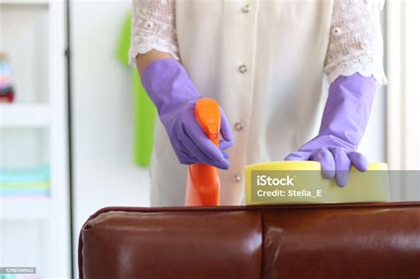 행복한 아시아 노인 여성 주부는 고무 장갑을 착용하고 집 청소를위한 청소 스프레이를 들고 할머니는 가사를하고 60 64세에 대한 스톡 사진 및 기타 이미지 Istock