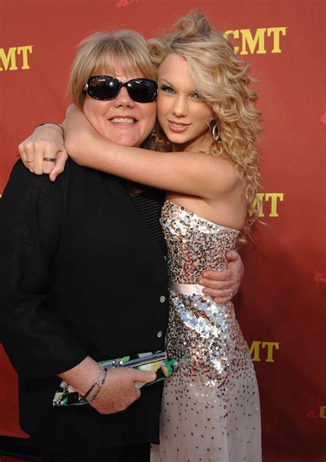 Taylor Swift Hugging Celebrities Ps Celebrity