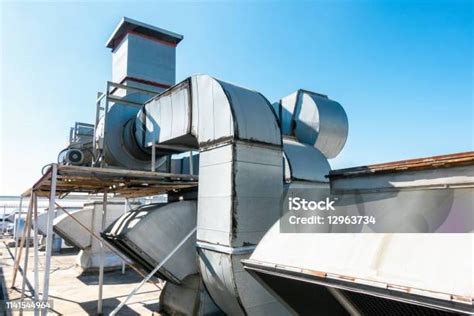 통풍 공기 덕트 및 Hvac 청소 체계 제조 식품에 있는 공기 송풍기를 위한 배기 후드 산업 장비 급기관에 대한 스톡 사진 및