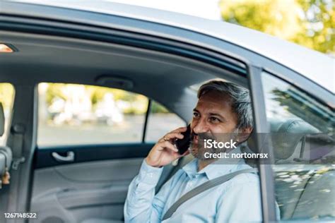 회색 머리와 회색 수염을 가진 남자 차에 전화를 사용 하 여 기업 비즈니스에 대한 스톡 사진 및 기타 이미지 기업 비즈니스 나이 남자 Istock