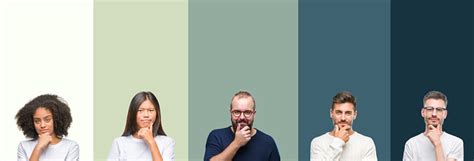 교차 한 팔과 함께 미소와 함께 카메라에 자신감을 찾고 화려한 고립 된 배경 위에 젊은 사람들의 그룹의 콜라주 턱에 제기 긍정적