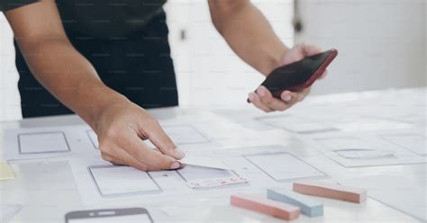 소프트웨어 개발 및 코딩 기술 분야에서 일하는 프로그래머 및 Ux Ui 디자이너 모바일 및 웹 사이트 디자인 및 프로그래밍 개발 기술 사진 Unsplash의 기술 이미지