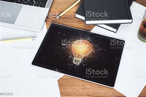 창조적 인 전구 홀로그램 연구 및 개발 개념과 현대 디지털 태블릿 모니터 맨 위 보기입니다 3d 렌더링 0명에 대한 스톡 사진