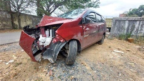 Detik Detik Kecelakaan Mobil Di Banjarbaru Hilang Kendali Sekeluarga