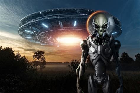 비행접시 앞에 서 있는 우주복을 입은 녹색 외계인 무리 Ufo 첫 번째 접촉 외계 생명체 음모론 검색 프리미엄 사진