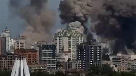 俄军导弹袭击乌克兰多地：基辅多处冒黑烟 民用设施受损原因说法不一 腾讯新闻