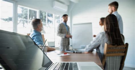 사무실에서 프레젠테이션을 하는 사업가 회의 또는 사내 워크숍에서 동료들에게 프레젠테이션을 전달하는 비즈니스 임원 사진 Unsplash의 사람 이미지