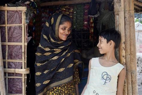 جسور بوست مينوارا بنغالية تروي كيف دفعها الجوع لإيداع طفلتها