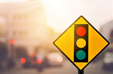 다채로운 보케 빛 추상적 인 배경흐림 교통 도로에 신호등 경고 표지판 교통 및 여행 개념의 공간을 복사합니다 복고풍 톤 필터 색상 스타일입니다 0명에 대한 스톡 사진 및