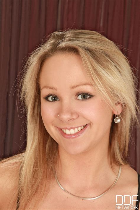 Симпатичная девушка подросток Джерри Поттер припарковывает свой волосатый куст на секс машине