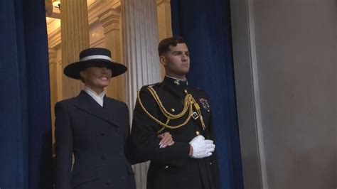 Η είσοδος της Μελάνια Τραμπ στη Ροτόντα του Καπιτωλίου και το φιλί στον “αέρα” με τον Τραμπ