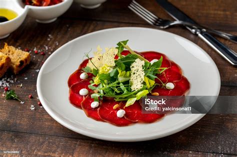 카르 파치 오 디 만조 송아지 고기 페스토 소스 파마산 튈레를 곁들인 카르파치오 카르파치오에 대한 스톡 사진 및 기타 이미지 카르파치오 0명 건강한 식생활 Istock