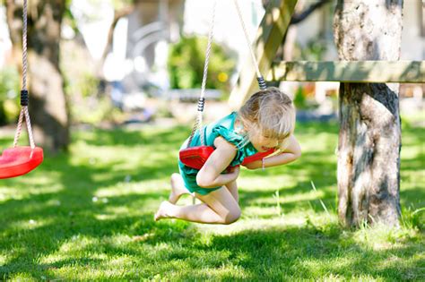 행복한 작은 유치원 소녀는 국내 정원에서 스윙에 재미를 화창한 여름 날에 스윙 건강한 유아 아이 어린이 활동 야외 활동적인 웃는 아이 웃음 그네타기에 대한 스톡 사진 및