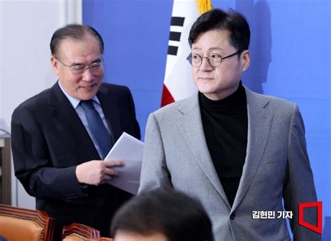 포토 회의실 들어서는 홍익표 아시아경제