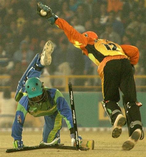 Hyderabad Heroes Abdul Razzaq Is Stumped By Subhojit Paul