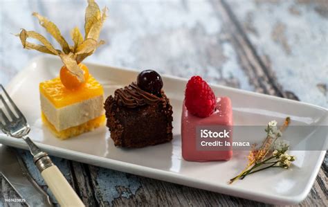 케이크 귤 초콜릿 및 라즈베리 맛의 세트 흰색 직사각형 접시에 파란색 톤으로 나무 배경을 착용 0명에 대한 스톡 사진 및 기타 이미지 Istock