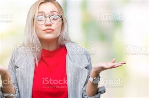 젊은 금발 비즈니스 여자 격리 된 배경 우 둔 하 고 혼란 스 러 워 식으로 발생 하는 손과 팔을 통해 패션 자 켓을 입고 의심 개념입니다 감정에 대한 스톡 사진 및 기타