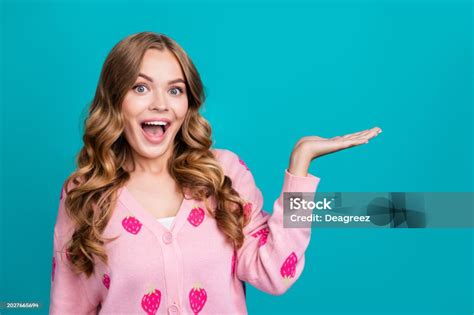 충격받은 젊은 화려한 곱슬 머리 여자의 사진 열린 입 잡기 손바닥 추천 미용 제품 로레알 파란색 배경에 고립 18 19세에 대한 스톡 사진 및 기타 이미지 Istock