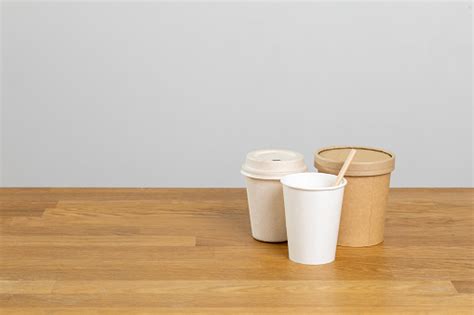 환경 친화적 인 식품 포장 종이 재활용 제로 폐기물 천연 제품 자연과 재활용 개념의 음식 일회용 케이터링을위한 종이 상자 배경에 플라스틱 무료 세트 가방에 대한 스톡 사진