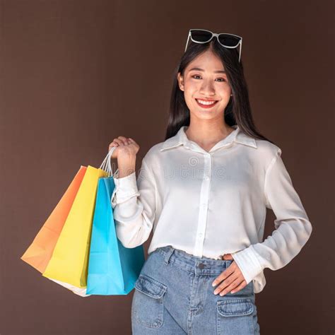 亚洲女孩兴奋的美女戴着太阳镜，戴着购物袋享受购物快乐的微笑 库存照片 图片 包括有 节假日 聚会所 211676950