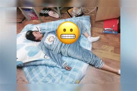 女大学生喝醉宿舍发酒疯躺地上打滚室友拉不动头皮都红了
