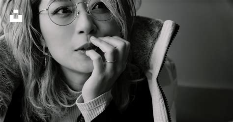 안경을 쓴 여성의 흑백 사진 사진 Unsplash의 무료 초상 이미지