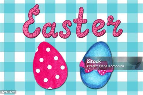 부활절 인사말 카드 귀여운 분홍색 둥근 글자는 체크 무늬 배경에 단어 부활절을합니다 두 개의 염색 된 계란 핑크와 화이트 물방울 무늬 장식 매력적인 활과 푸른 계란 공휴일에