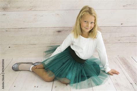 Liczna Dziewczynka W Tiulowej Sp Dnicy Stock Photo Adobe Stock